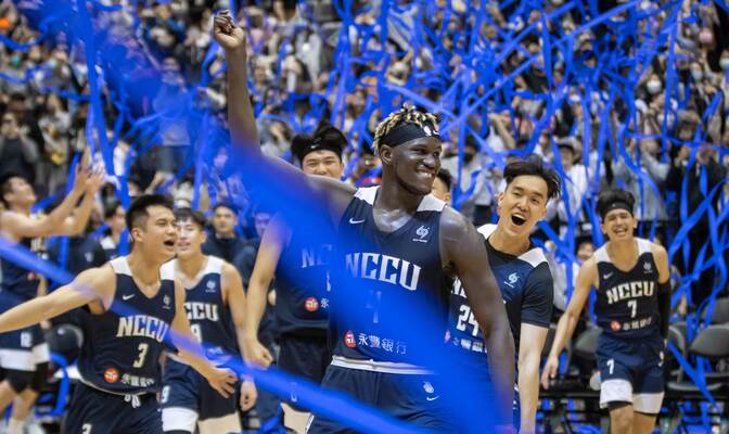 游艾喆21分、8籃板奪FMVP 政大雄鷹締造UBA三連霸 - 國立政治大學