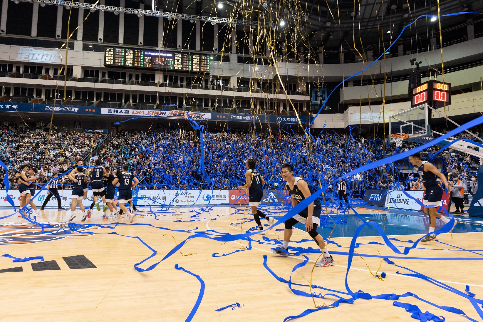 游艾喆21分、8籃板奪FMVP 政大雄鷹締造UBA三連霸 - 國立政治大學