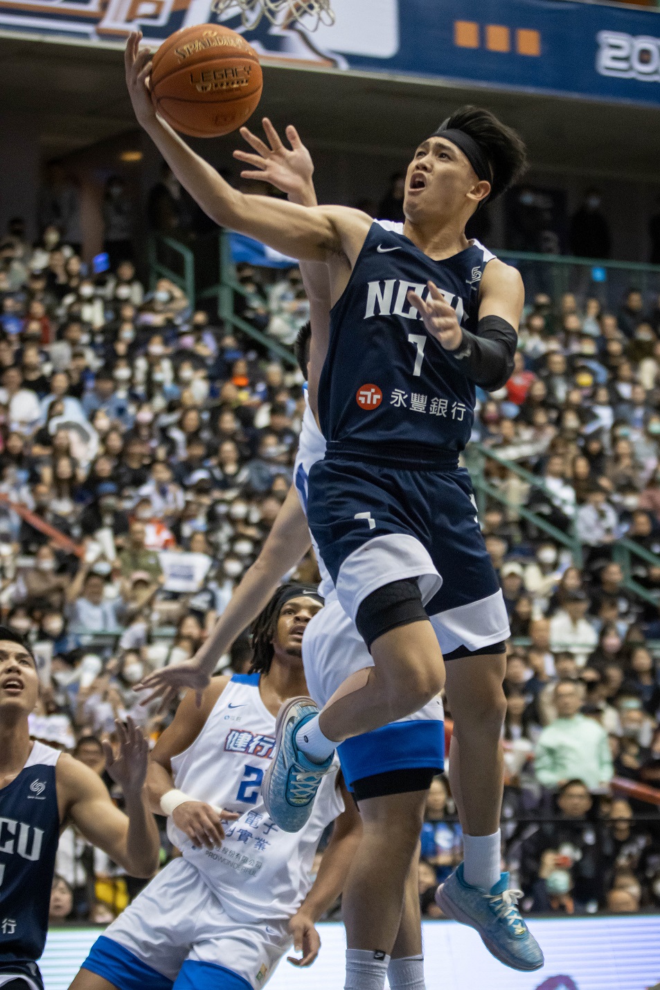 游艾喆21分、8籃板奪FMVP 政大雄鷹締造UBA三連霸 - 國立政治大學